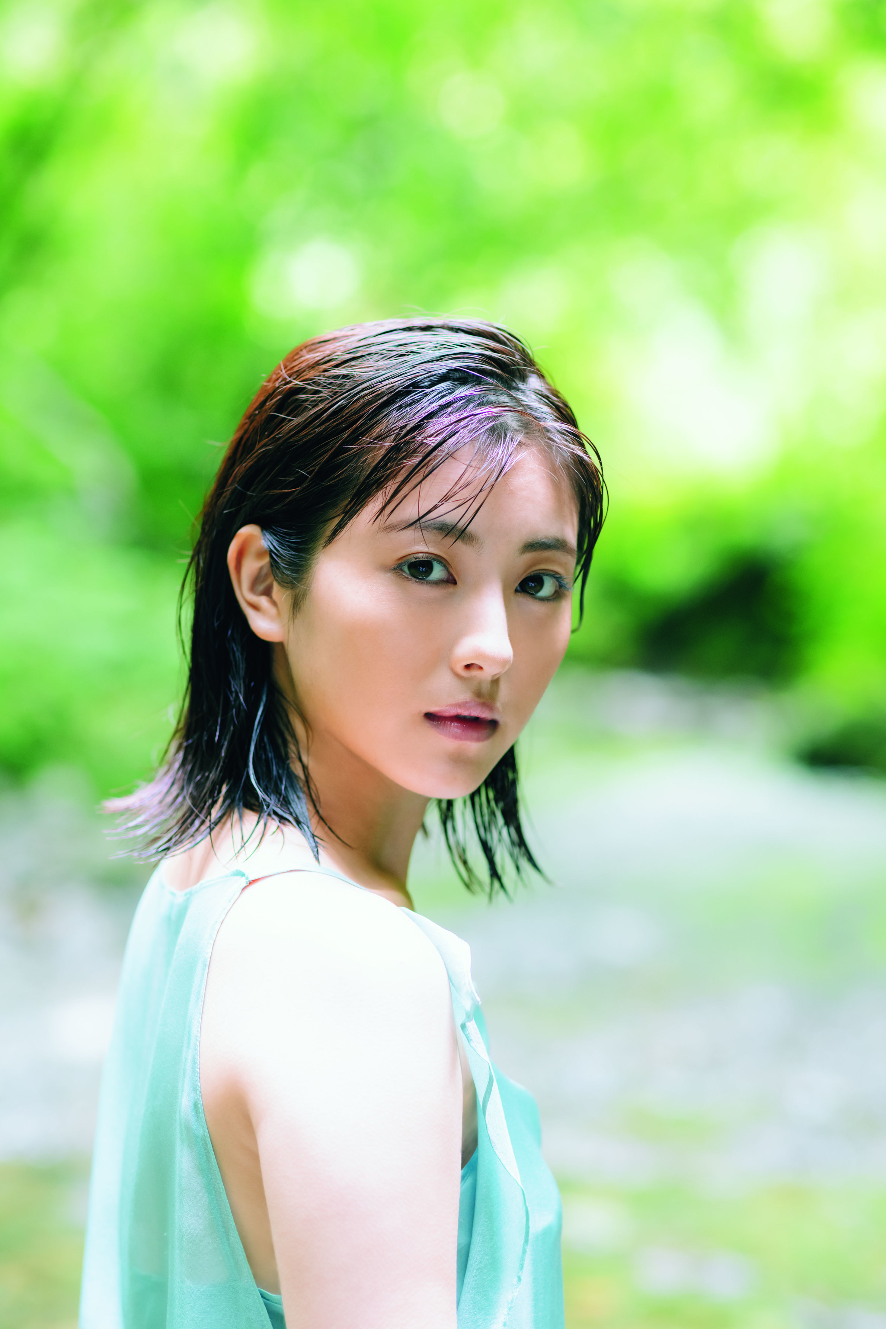 初の水着ショットも公開！『浜辺美波写真集 20』が10月27日発売決定 | ARETTO(アレット)