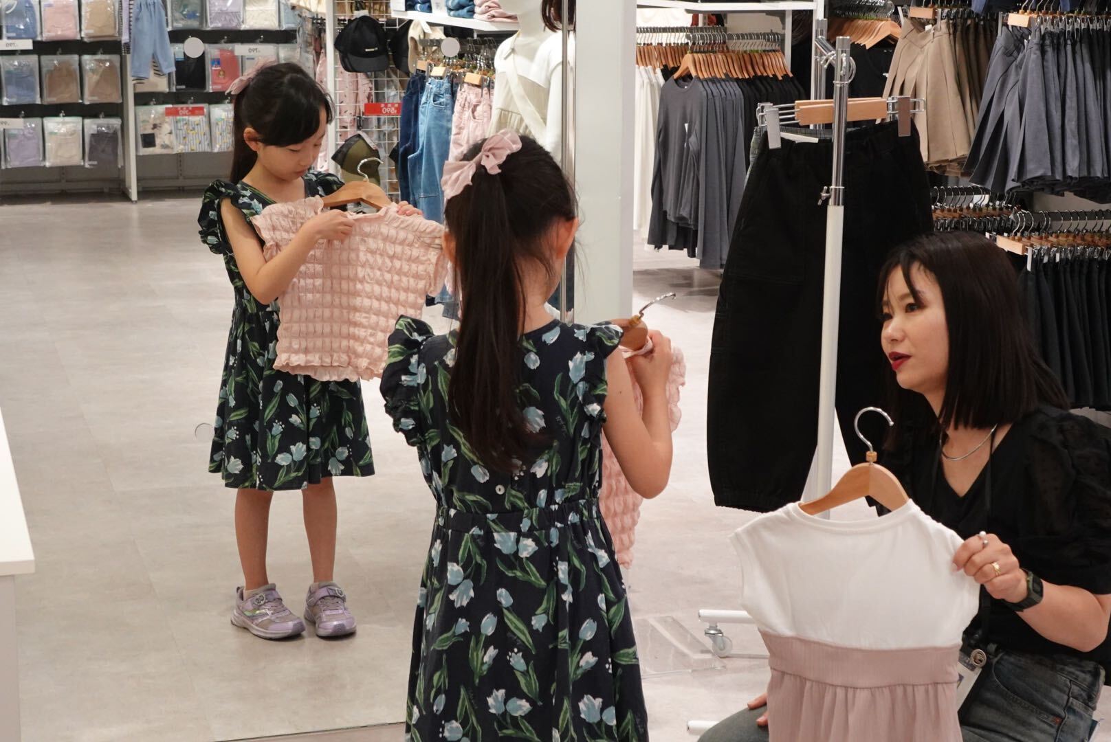 【レポ】『GU』が夏休みの子どもに向けたコーディネート体験を開催。自由研究に活用できる特別授業も！ | ARETTO(アレット)