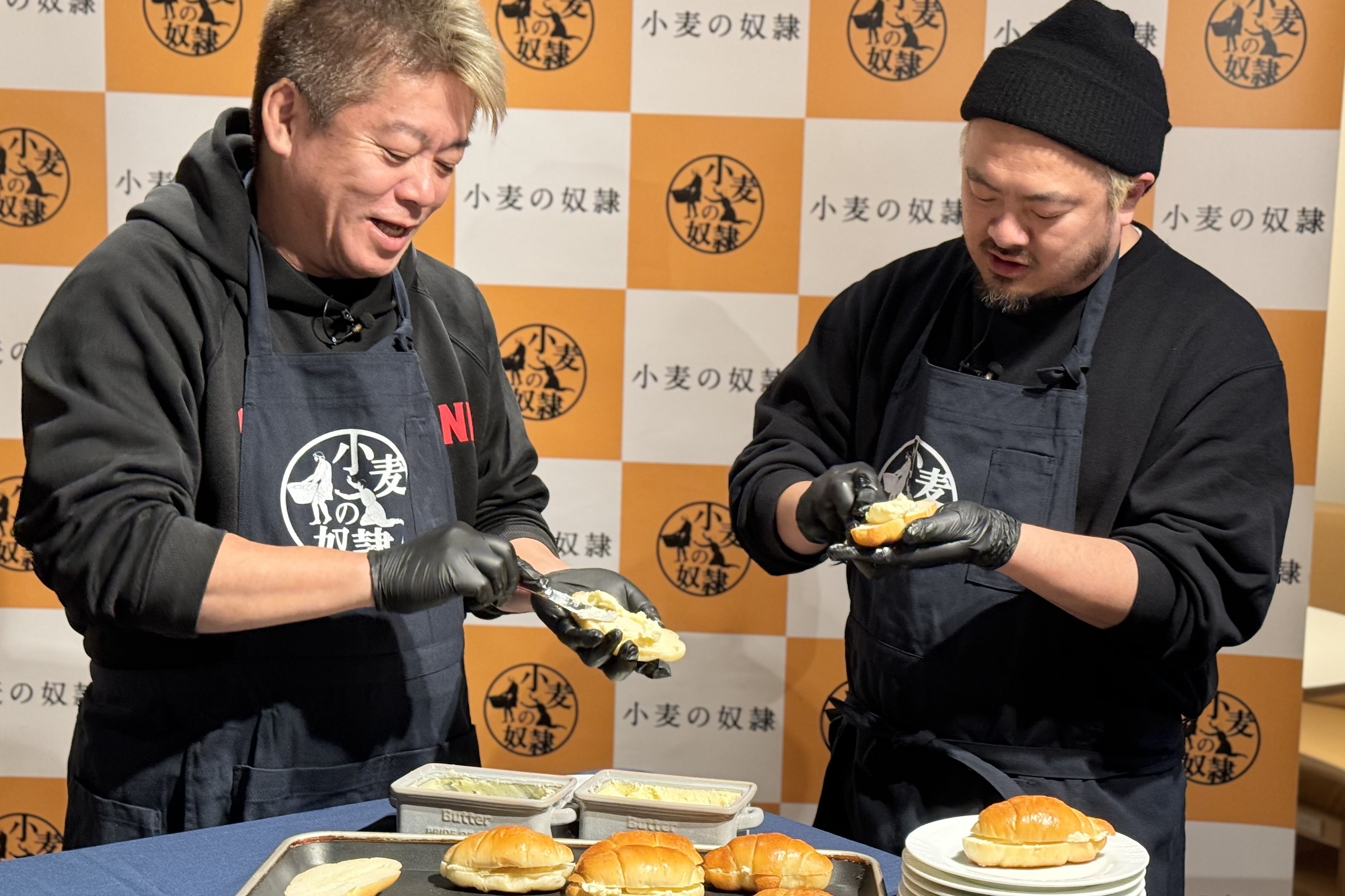 【レポ】ホリエモンと鳥羽シェフが初コラボ！『小麦の奴隷』×『sio』の“トバい”コラボパンが登場 | ARETTO(アレット)