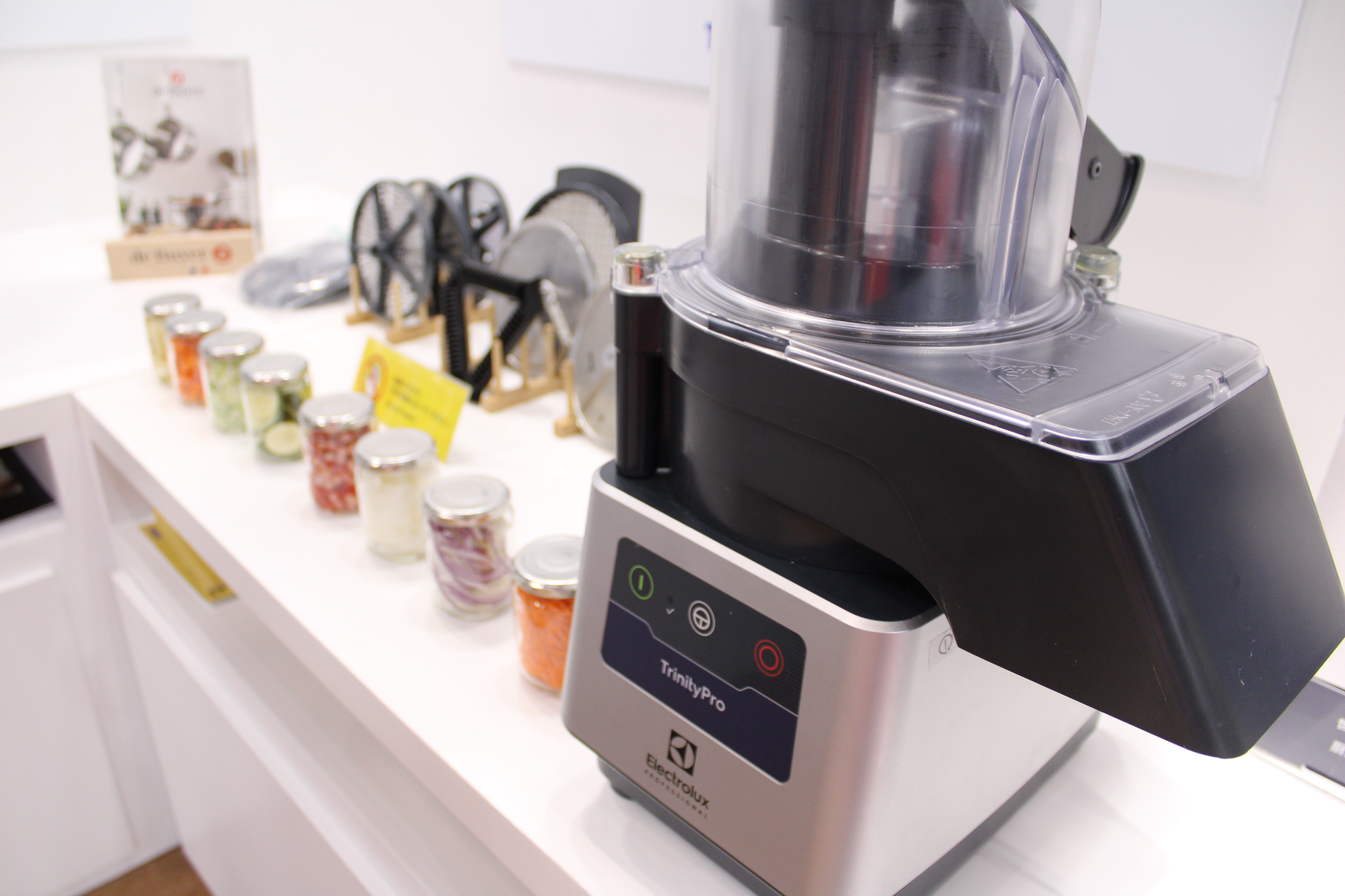 【レポ】にんじん1本が2秒で角切りに！『TOSEI』がフードビジネス業界注目の機器をお披露目 | ARETTO(アレット)