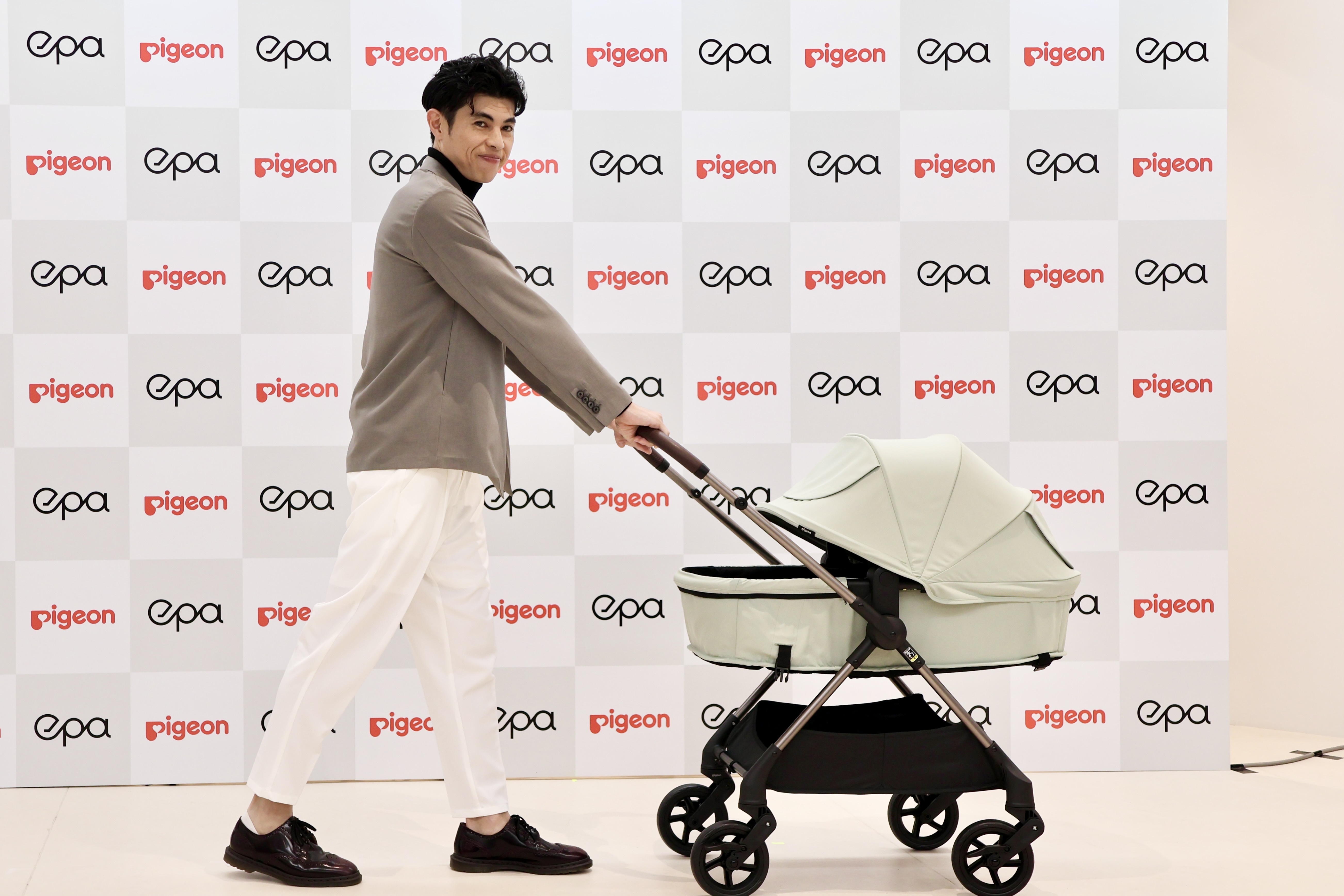 【レポ】ベビーカーを2台所有する小島よしおも絶賛！ピジョンの新ベビーカー「epa」を体験 | ARETTO(アレット)