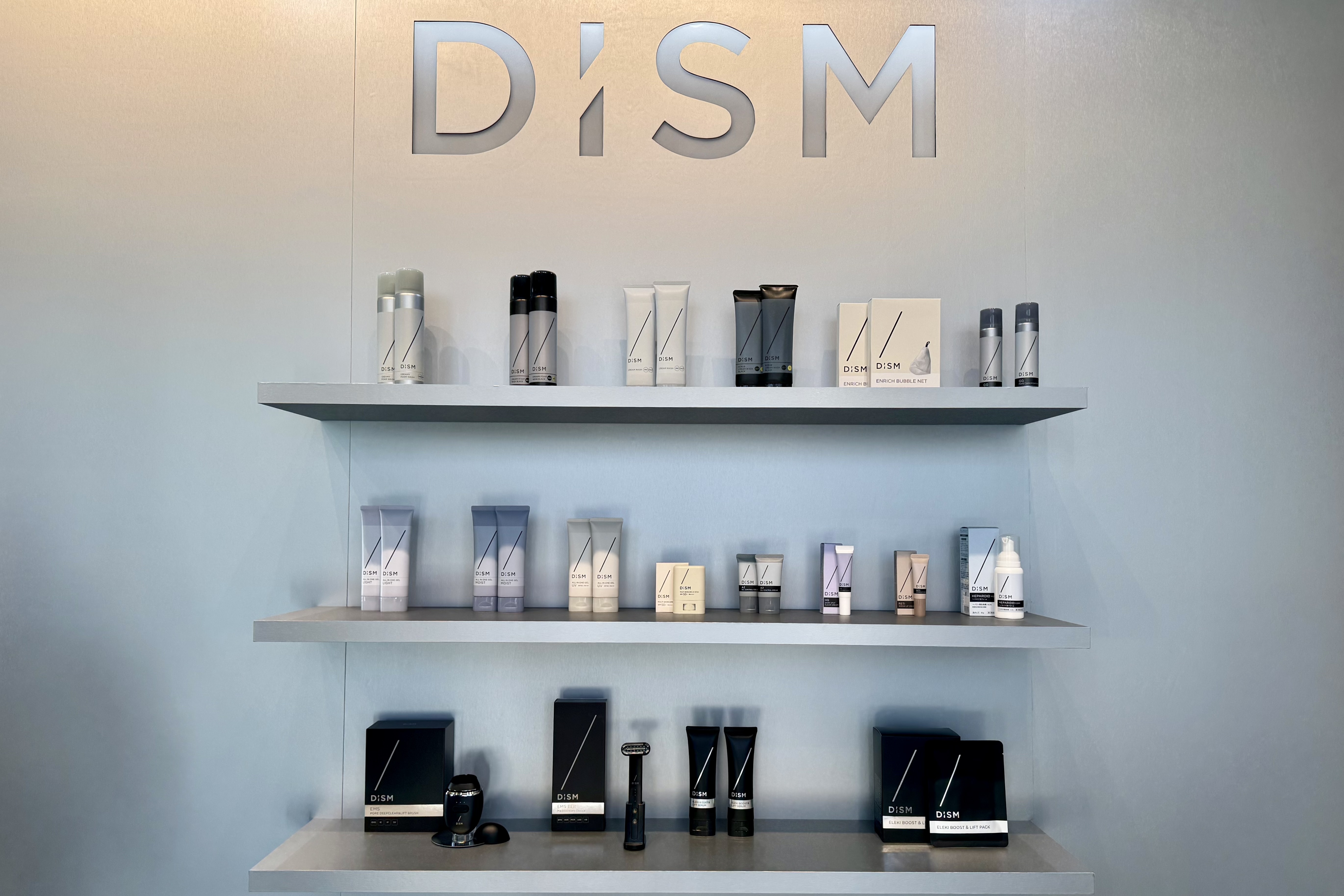 【速レポ】表参道に“肌の研究所”が出現！『DISM』初のポップアップ「DISM LABO」3日間限定開催 | ARETTO(アレット)